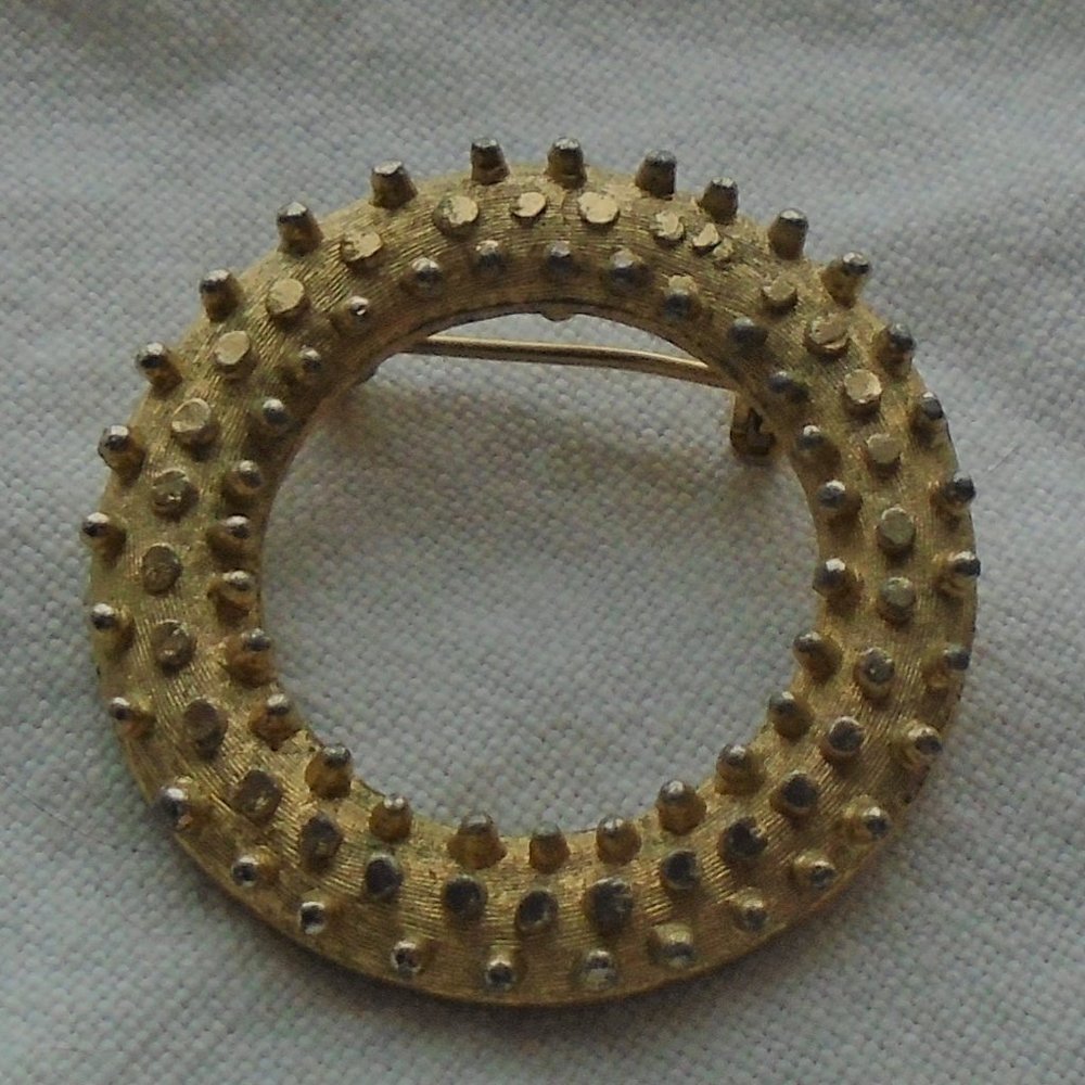 Mamselle Textured Vintage Gold Tone Brooch - Gem